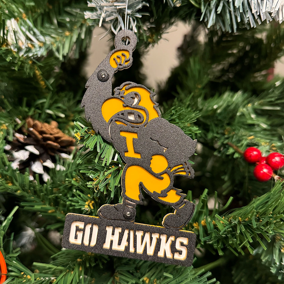 Iowa Hawkeyes Go Hawks Fighting Herky Ornament/Magnet – Premier Metal Art